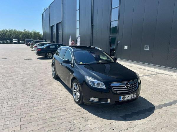 Black Opel Insignia 2011 in Klaipeda, with an engine capacity of 1.96 L and mileage of 283 thousand km for 3900 €, photo 4 on AUTOMOTO.COM.LV