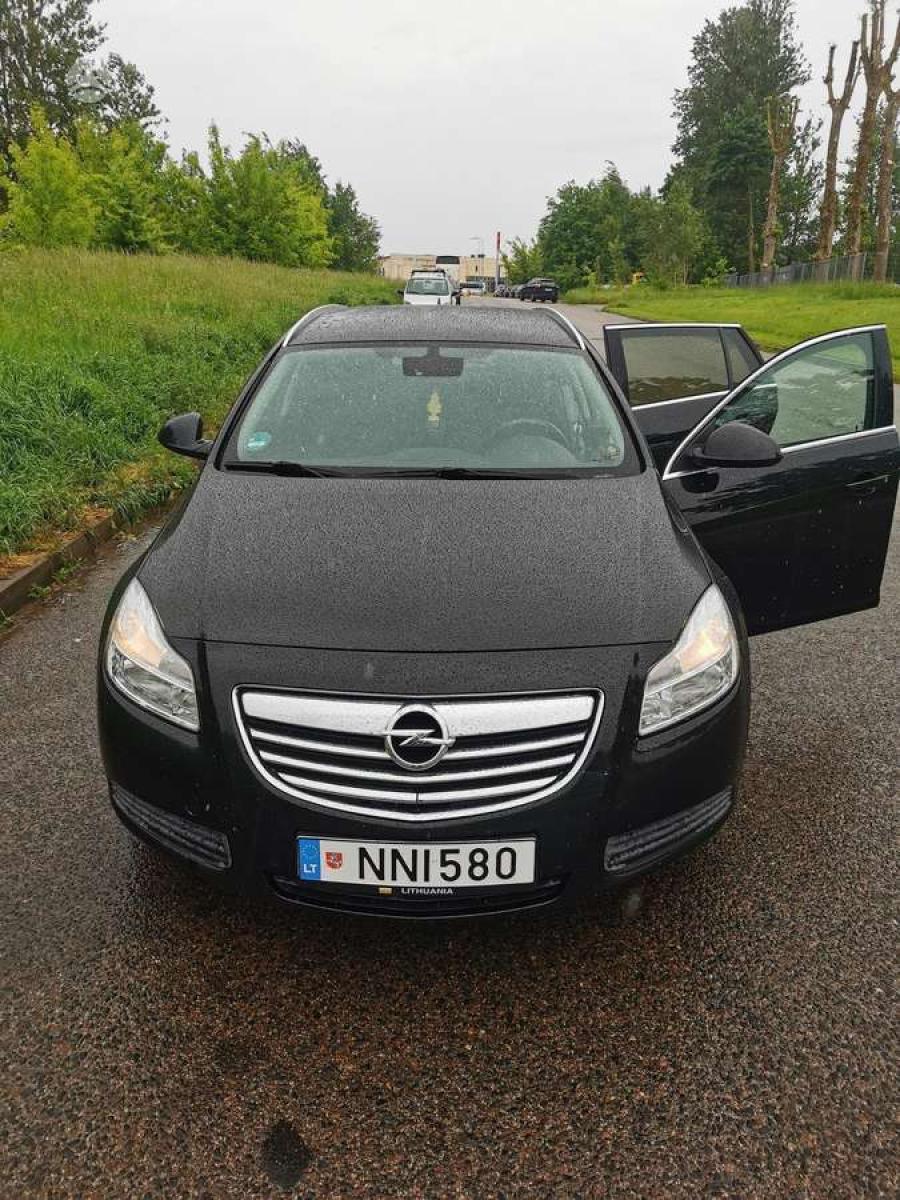 Black Opel Insignia 2011 in Vilnius, with an engine capacity of 2.00 L and mileage of 304 thousand km for 2250 €, photo 1 on AUTOMOTO.COM.LV