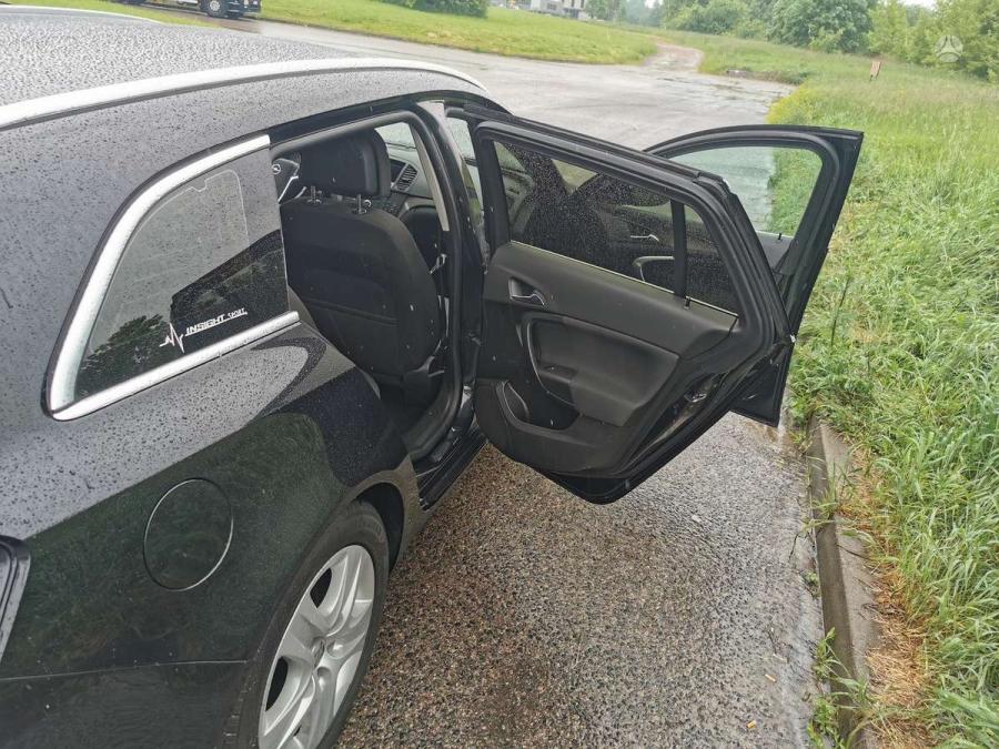 Black Opel Insignia 2011 in Vilnius, with an engine capacity of 2.00 L and mileage of 304 thousand km for 2250 €, photo 11 on AUTOMOTO.COM.LV