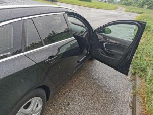 Black Opel Insignia 2011 in Vilnius, with an engine capacity of 2.00 L and mileage of 304 thousand km for 2250 €, photo 15 on AUTOMOTO.COM.LV