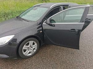 Black Opel Insignia 2011 in Vilnius, with an engine capacity of 2.00 L and mileage of 304 thousand km for 2250 €, photo 16 on AUTOMOTO.COM.LV