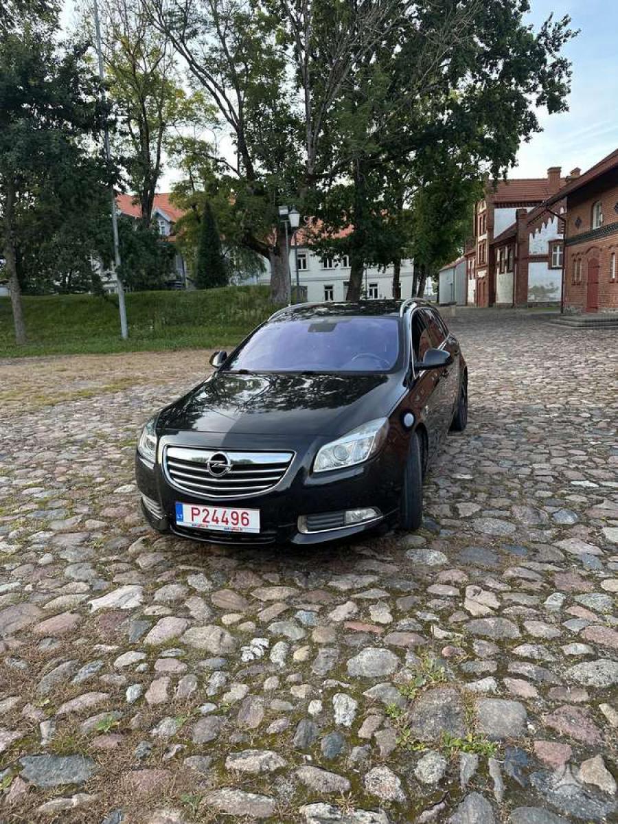 Black Opel Insignia 2011 in Silute, with an engine capacity of 1.96 L and mileage of 259 thousand km for 3300 €, photo 3 on AUTOMOTO.COM.LV