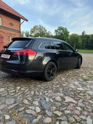 Black Opel Insignia 2011 in Silute, with an engine capacity of 1.96 L and mileage of 259 thousand km for 3300 €, photo 4 on AUTOMOTO.COM.LV