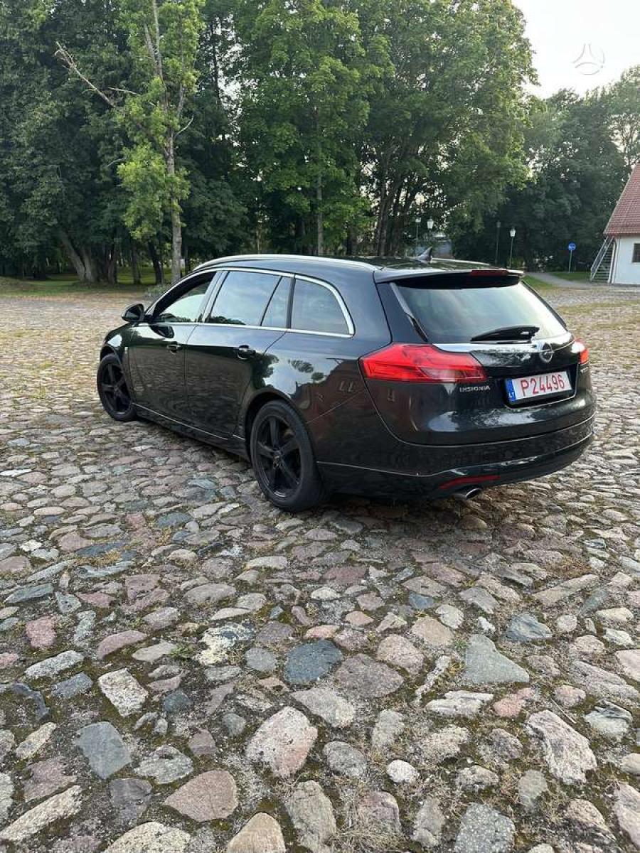 Black Opel Insignia 2011 in Silute, with an engine capacity of 1.96 L and mileage of 259 thousand km for 3300 €, photo 5 on AUTOMOTO.COM.LV
