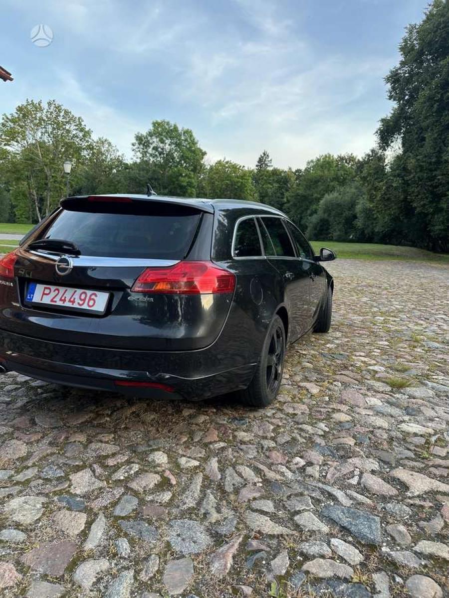 Black Opel Insignia 2011 in Silute, with an engine capacity of 1.96 L and mileage of 259 thousand km for 3300 €, photo 10 on AUTOMOTO.COM.LV