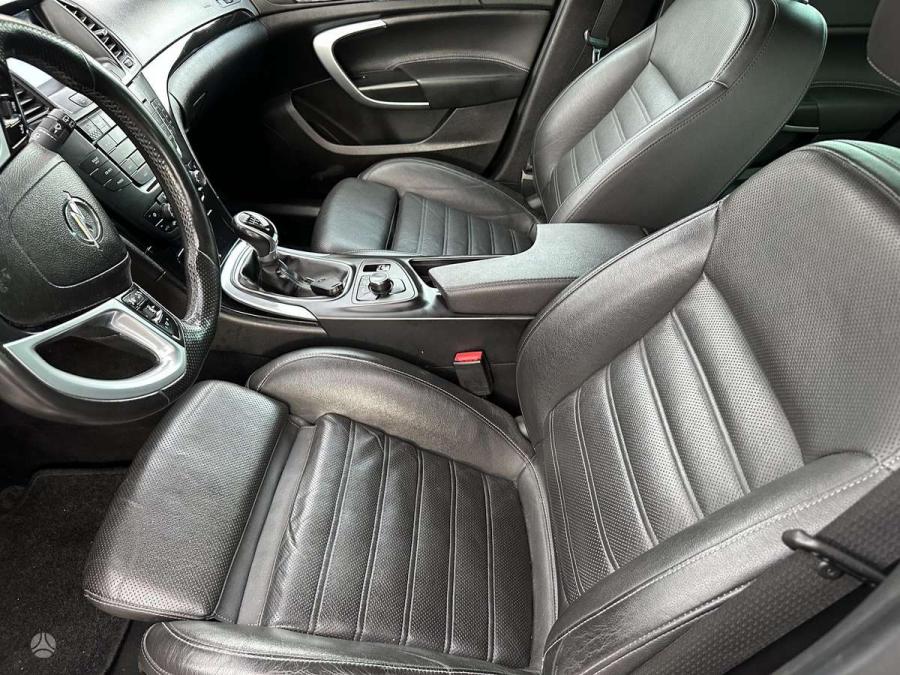 Black Opel Insignia 2011 in Silute, with an engine capacity of 1.96 L and mileage of 259 thousand km for 3300 €, photo 11 on AUTOMOTO.COM.LV