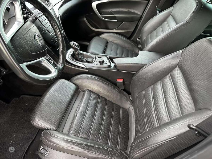 Black Opel Insignia 2011 in Silute, with an engine capacity of 1.96 L and mileage of 259 thousand km for 3300 €, photo 13 on AUTOMOTO.COM.LV