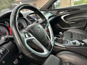 Black Opel Insignia 2011 in Silute, with an engine capacity of 1.96 L and mileage of 259 thousand km for 3300 €, photo 16 on AUTOMOTO.COM.LV