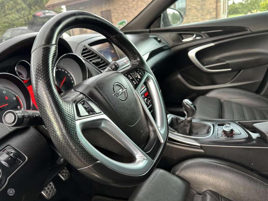 Black Opel Insignia 2011 in Silute, with an engine capacity of 1.96 L and mileage of 259 thousand km for 3300 €, photo 16 on AUTOMOTO.COM.LV