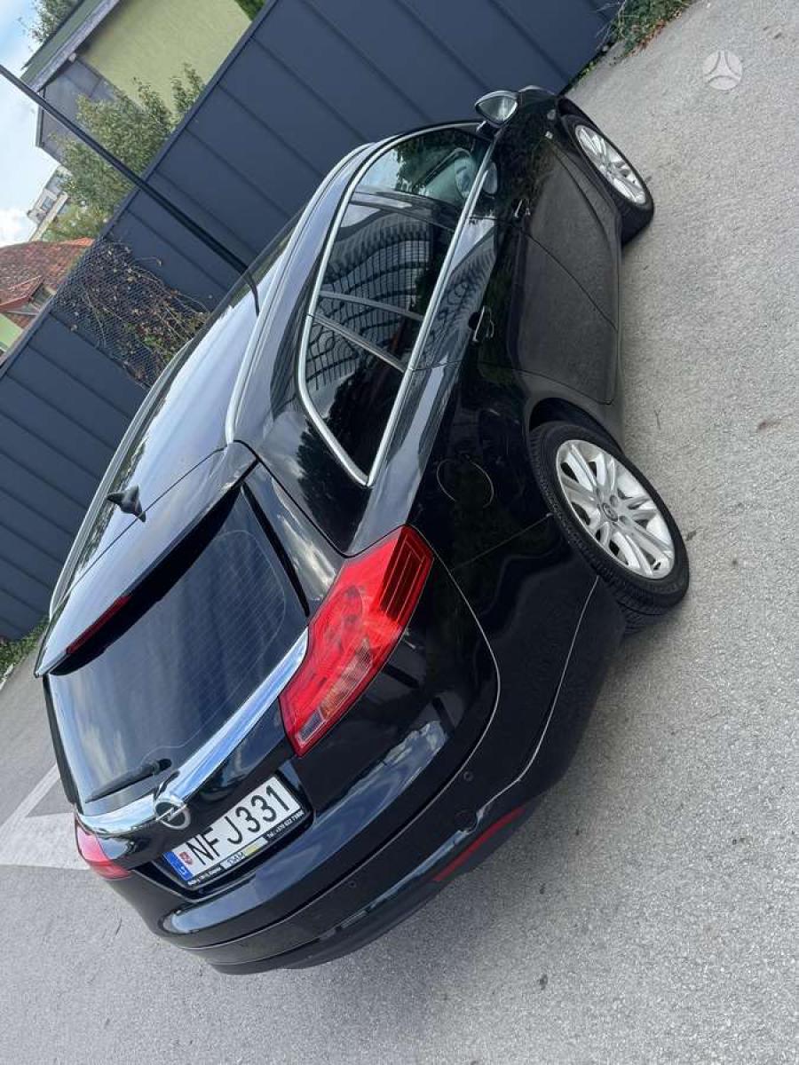 Black Opel Insignia 2011 in Klaipeda, with an engine capacity of 1.96 L and mileage of 370 thousand km for 2250 €, photo 4 on AUTOMOTO.COM.LV