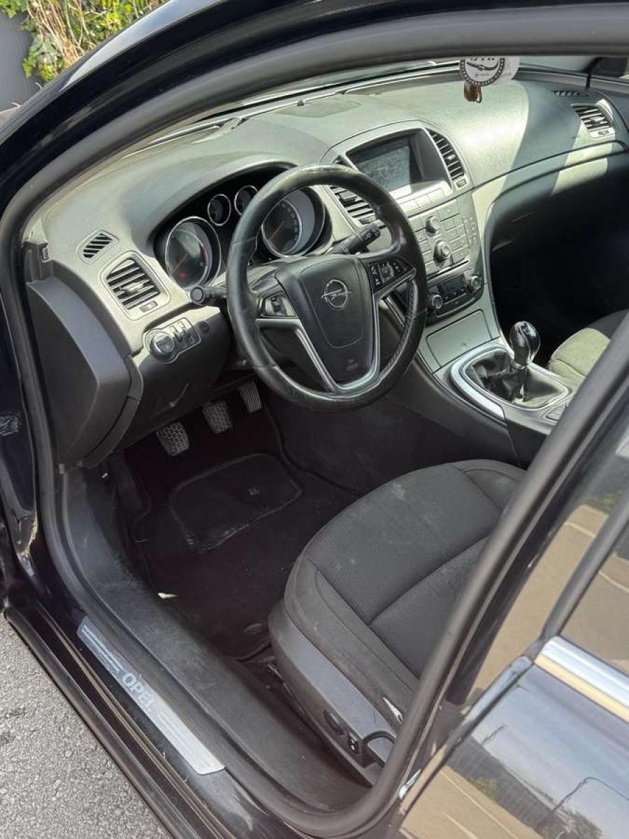 Black Opel Insignia 2011 in Klaipeda, with an engine capacity of 1.96 L and mileage of 370 thousand km for 2250 €, photo 8 on AUTOMOTO.COM.LV