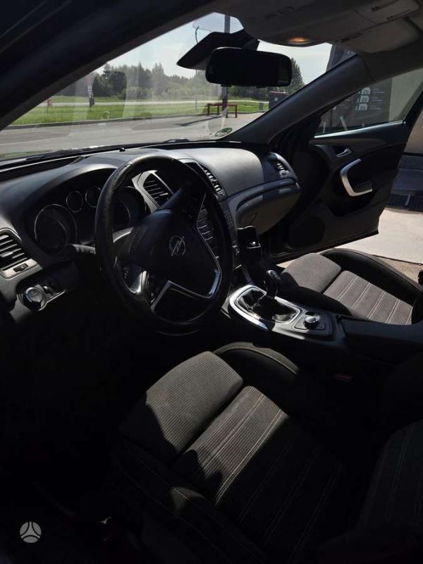 Black Opel Insignia 2011 in Panevezys, with an engine capacity of 1.96 L and mileage of 303 thousand km for 3200 €, photo 4 on AUTOMOTO.COM.LV