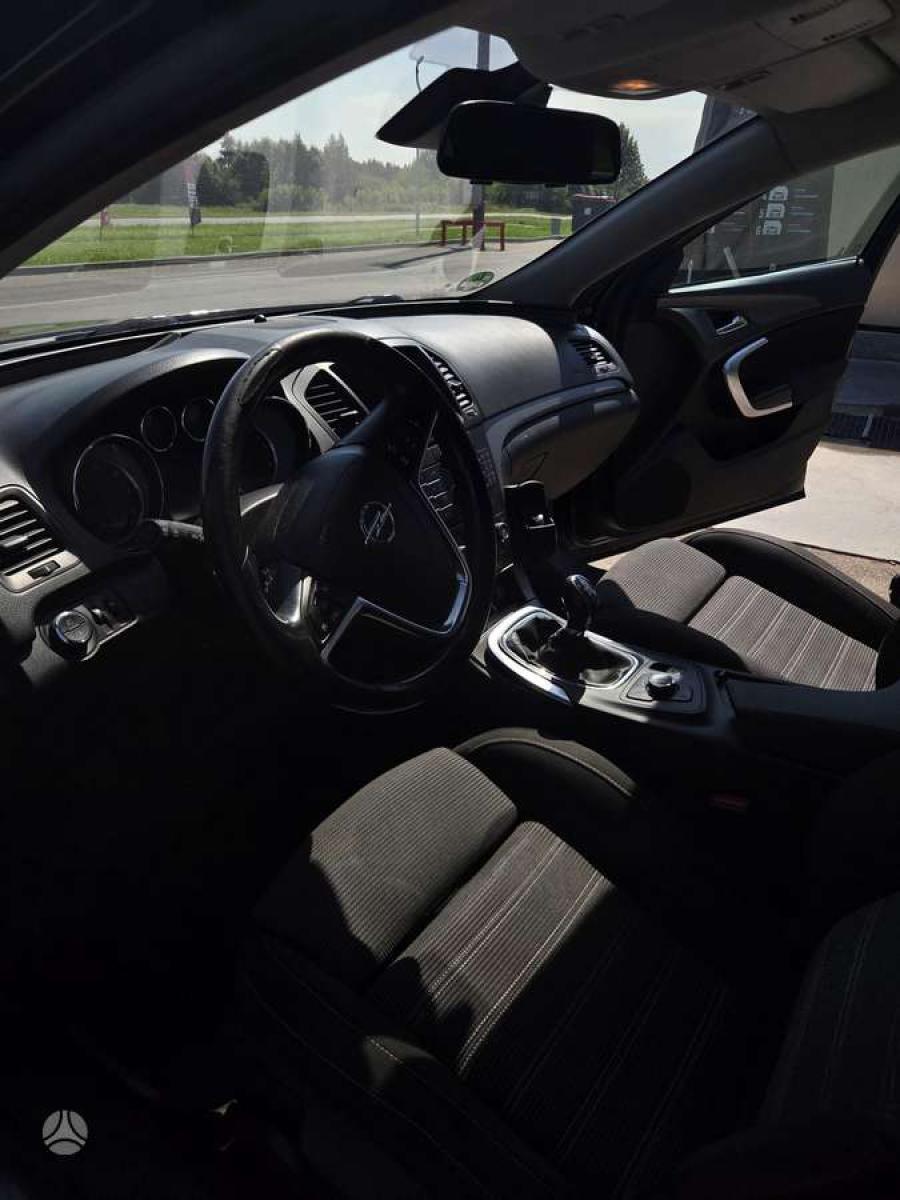 Melns Opel Insignia 2011 Panevēža, ar dzinēja tilpumu 1.96 L un nobraukumu 303 tūkst. km par 3200 €, foto 4 vietnē AUTOMOTO.COM.LV