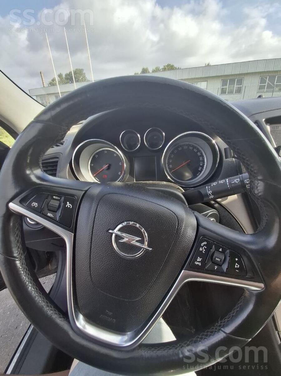 Black Opel Insignia 2011 in Jurmala, with an engine capacity of 2.00 L and mileage of 293 thousand km for 3000 €, photo 4 on AUTOMOTO.COM.LV