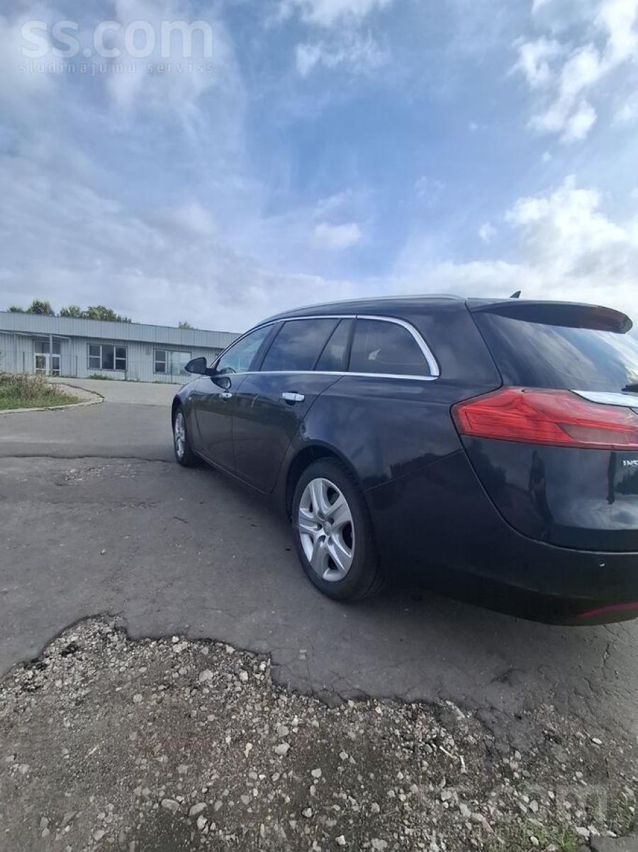 Black Opel Insignia 2011 in Jurmala, with an engine capacity of 2.00 L and mileage of 293 thousand km for 3000 €, photo 6 on AUTOMOTO.COM.LV