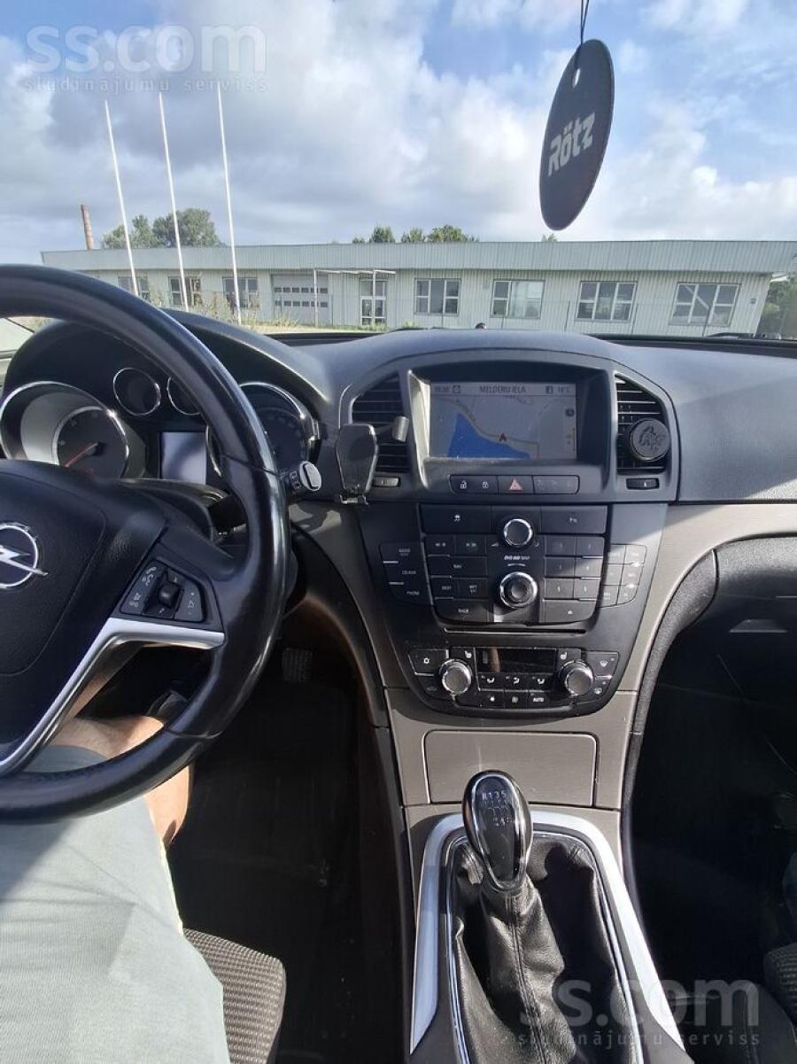 Black Opel Insignia 2011 in Jurmala, with an engine capacity of 2.00 L and mileage of 293 thousand km for 3000 €, photo 8 on AUTOMOTO.COM.LV