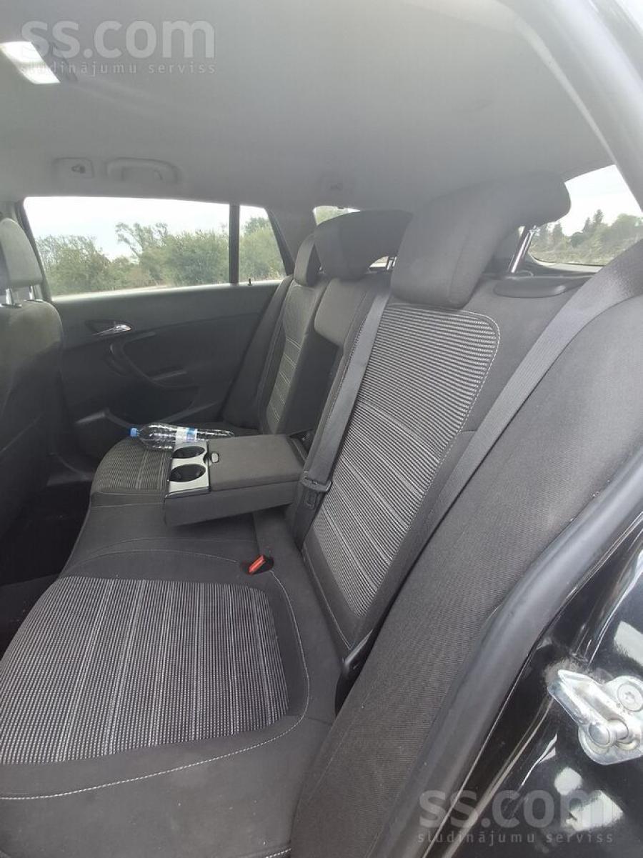 Black Opel Insignia 2011 in Jurmala, with an engine capacity of 2.00 L and mileage of 293 thousand km for 3000 €, photo 9 on AUTOMOTO.COM.LV