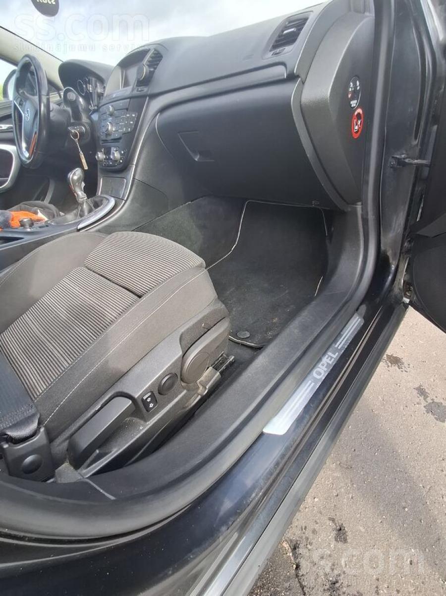 Black Opel Insignia 2011 in Jurmala, with an engine capacity of 2.00 L and mileage of 293 thousand km for 3000 €, photo 10 on AUTOMOTO.COM.LV
