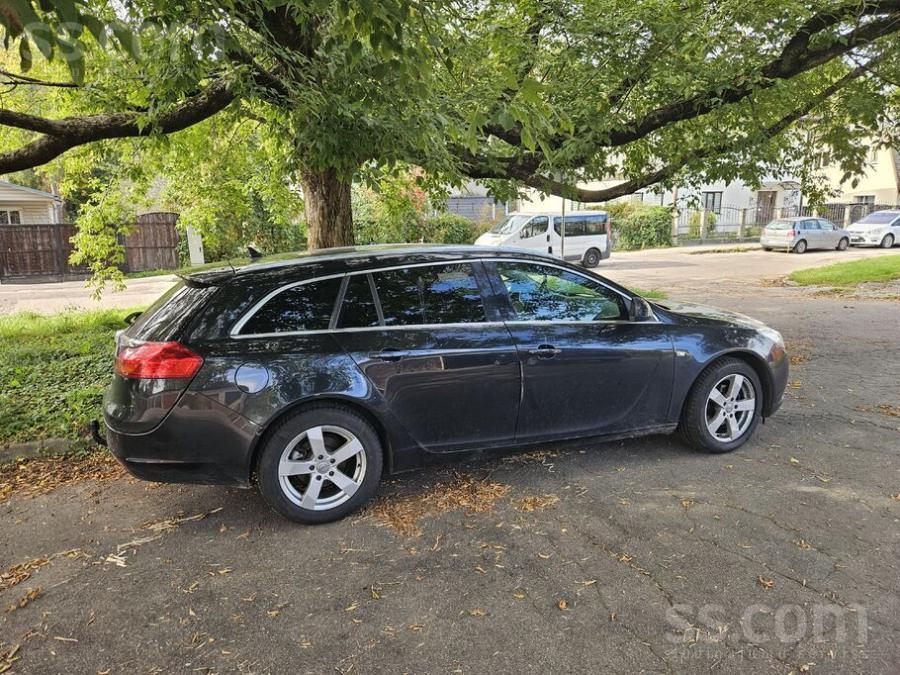 Black Opel Insignia 2011 in Riga, with an engine capacity of 2.00 L and mileage of 332 thousand km for 1900 €, photo 1 on AUTOMOTO.COM.LV