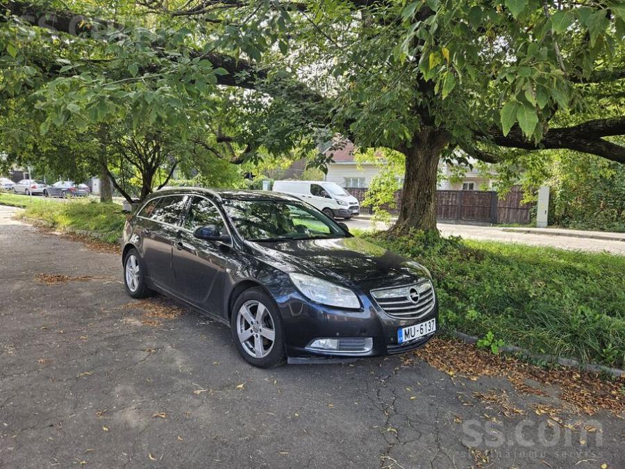 Black Opel Insignia 2011 in Riga, with an engine capacity of 2.00 L and mileage of 332 thousand km for 1900 €, photo 3 on AUTOMOTO.COM.LV