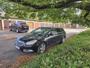Black Opel Insignia 2011 in Riga, with an engine capacity of 2.00 L and mileage of 332 thousand km for 1900 €, photo 4 on AUTOMOTO.COM.LV