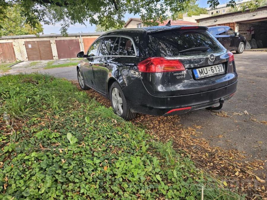 Black Opel Insignia 2011 in Riga, with an engine capacity of 2.00 L and mileage of 332 thousand km for 1900 €, photo 6 on AUTOMOTO.COM.LV