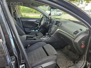 Black Opel Insignia 2011 in Riga, with an engine capacity of 2.00 L and mileage of 332 thousand km for 1900 €, photo 8 on AUTOMOTO.COM.LV