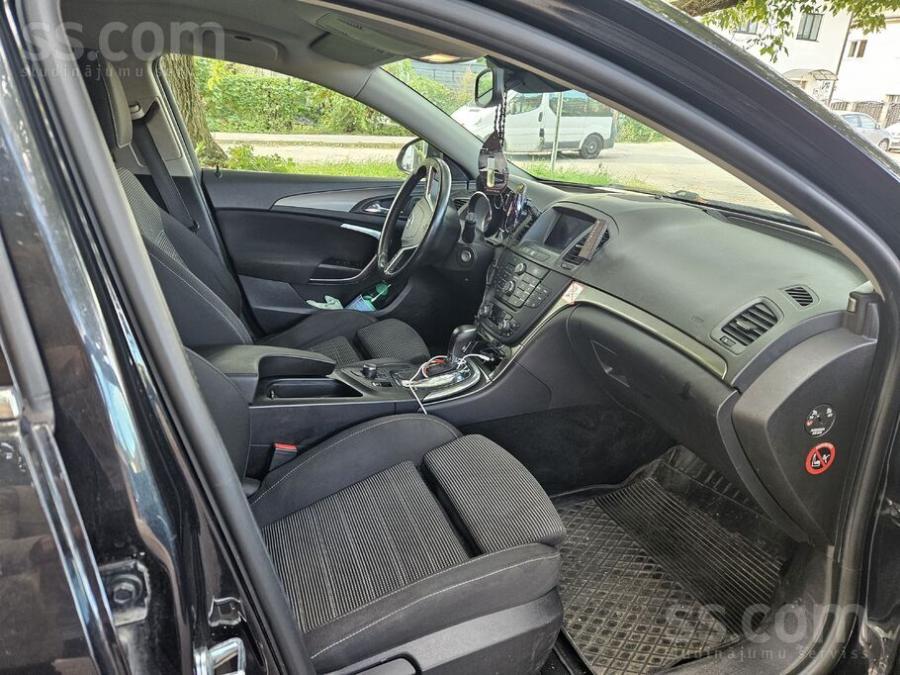 Black Opel Insignia 2011 in Riga, with an engine capacity of 2.00 L and mileage of 332 thousand km for 1900 €, photo 8 on AUTOMOTO.COM.LV
