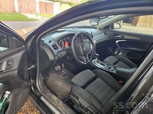 Black Opel Insignia 2011 in Riga, with an engine capacity of 2.00 L and mileage of 332 thousand km for 1900 €, photo 9 on AUTOMOTO.COM.LV