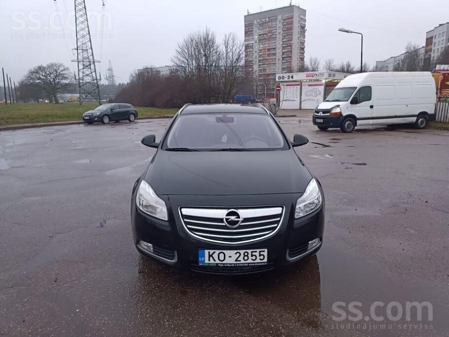 Black Opel Insignia 2012 in Riga, with an engine capacity of 2.00 L and mileage of 335 thousand km for 2800 €, photo 4 on AUTOMOTO.COM.LV