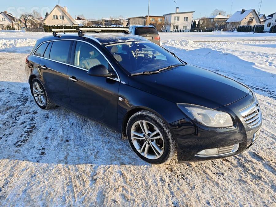 Black Opel Insignia 2012 in Cesis, with an engine capacity of 2.00 L and mileage of 351 thousand km for 4200 €, photo 1 on AUTOMOTO.COM.LV