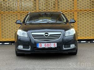 Black Opel Insignia 2012 in Ogre, with an engine capacity of 2.00 L and mileage of 197 thousand km for 5997 €, photo 3 on AUTOMOTO.COM.LV