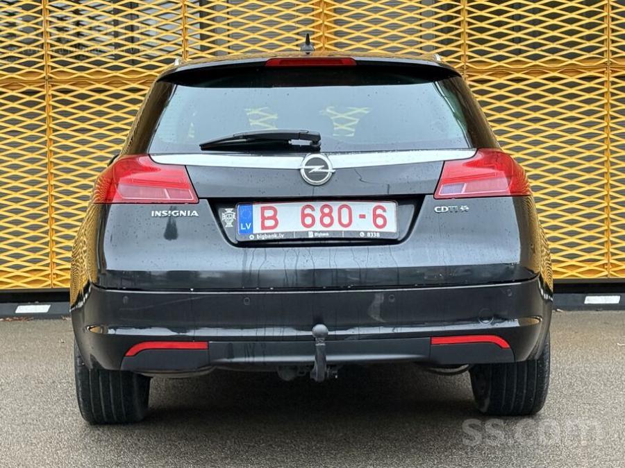 Black Opel Insignia 2012 in Ogre, with an engine capacity of 2.00 L and mileage of 197 thousand km for 5997 €, photo 5 on AUTOMOTO.COM.LV