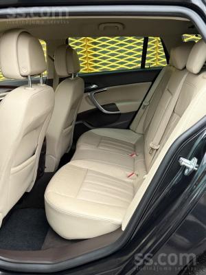 Black Opel Insignia 2012 in Ogre, with an engine capacity of 2.00 L and mileage of 197 thousand km for 5997 €, photo 12 on AUTOMOTO.COM.LV