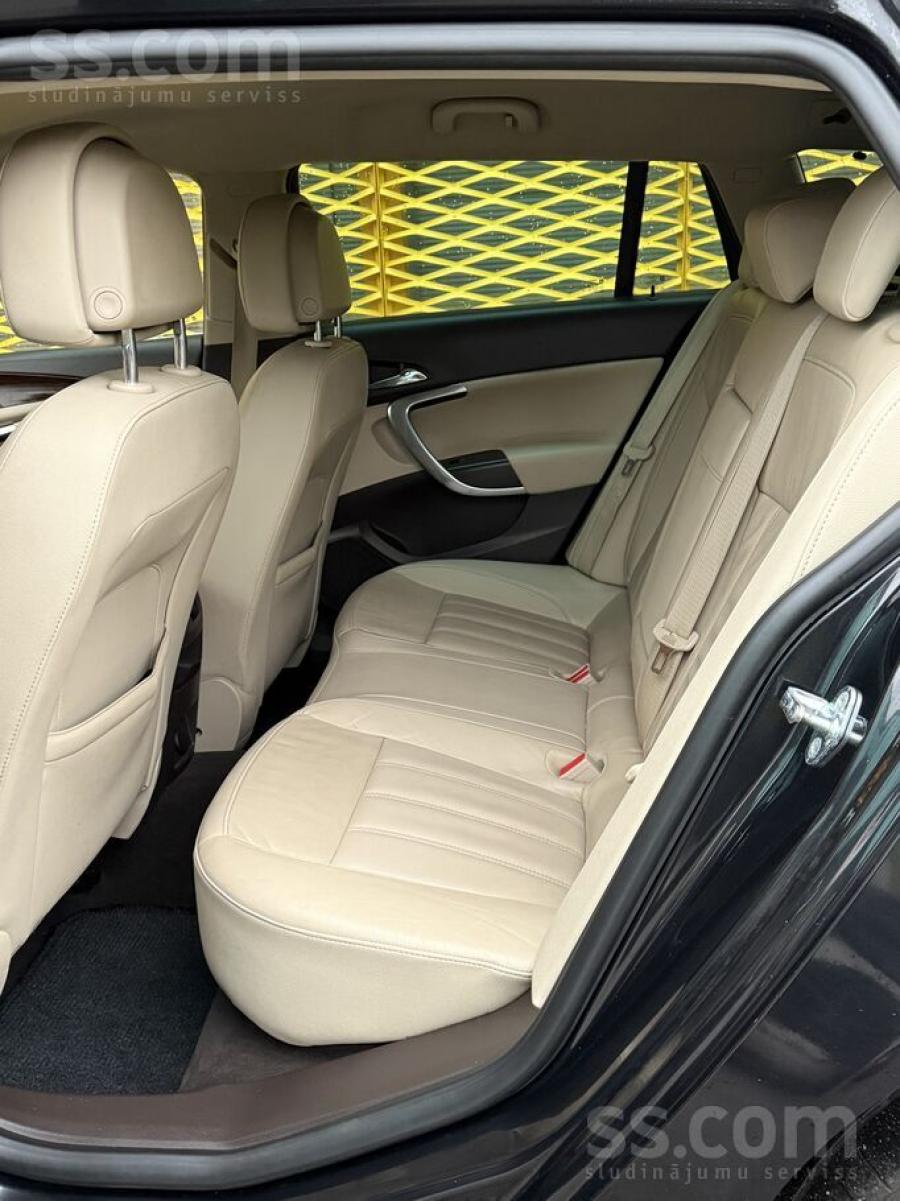 Black Opel Insignia 2012 in Ogre, with an engine capacity of 2.00 L and mileage of 197 thousand km for 5997 €, photo 12 on AUTOMOTO.COM.LV