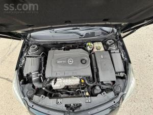 Black Opel Insignia 2012 in Riga, with an engine capacity of 2.00 L and mileage of 352 thousand km for 3300 €, photo 4 on AUTOMOTO.COM.LV