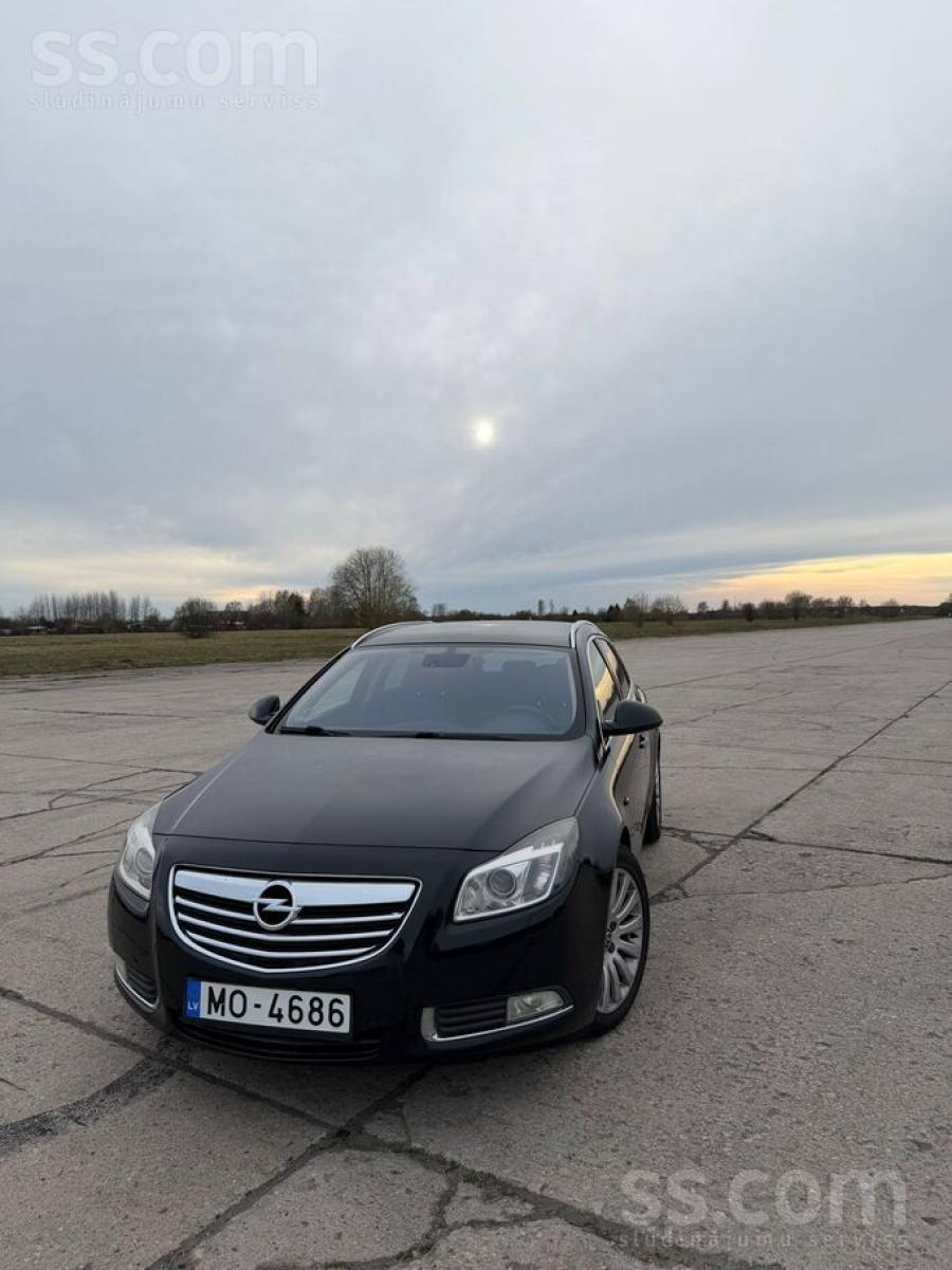 Black Opel Insignia 2012 in Riga, with an engine capacity of 2.00 L and mileage of 352 thousand km for 3300 €, photo 5 on AUTOMOTO.COM.LV