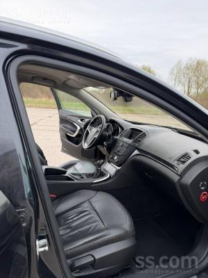 Black Opel Insignia 2012 in Riga, with an engine capacity of 2.00 L and mileage of 352 thousand km for 3300 €, photo 6 on AUTOMOTO.COM.LV