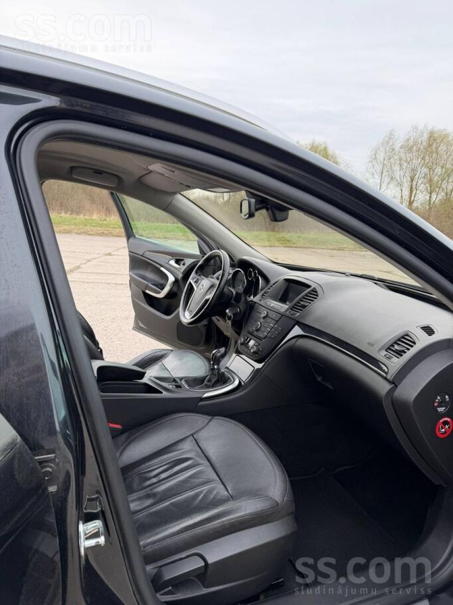 Black Opel Insignia 2012 in Riga, with an engine capacity of 2.00 L and mileage of 352 thousand km for 3300 €, photo 6 on AUTOMOTO.COM.LV