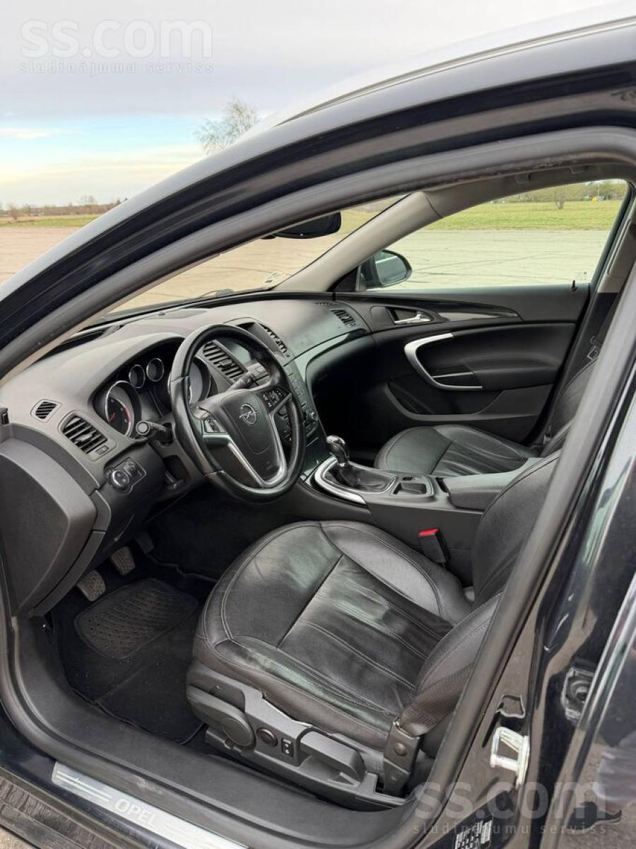 Black Opel Insignia 2012 in Riga, with an engine capacity of 2.00 L and mileage of 352 thousand km for 3300 €, photo 8 on AUTOMOTO.COM.LV