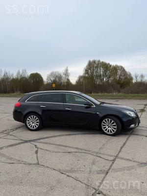 Black Opel Insignia 2012 in Riga, with an engine capacity of 2.00 L and mileage of 352 thousand km for 3300 €, photo 9 on AUTOMOTO.COM.LV