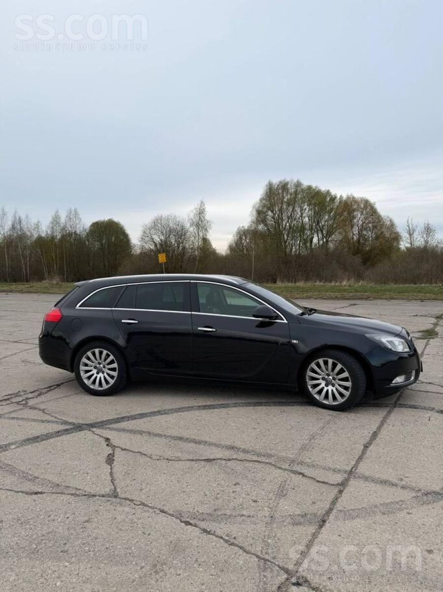 Black Opel Insignia 2012 in Riga, with an engine capacity of 2.00 L and mileage of 352 thousand km for 3300 €, photo 9 on AUTOMOTO.COM.LV
