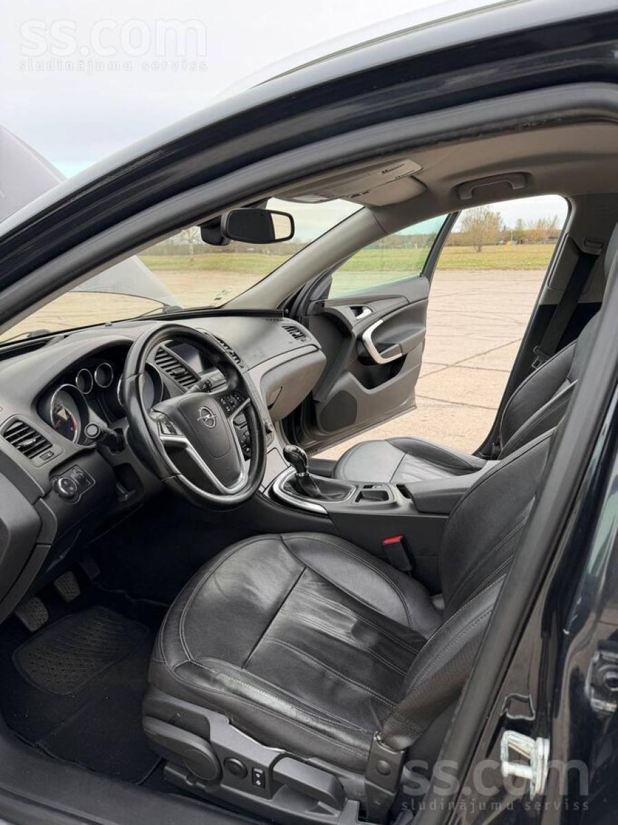 Black Opel Insignia 2012 in Riga, with an engine capacity of 2.00 L and mileage of 352 thousand km for 3300 €, photo 10 on AUTOMOTO.COM.LV