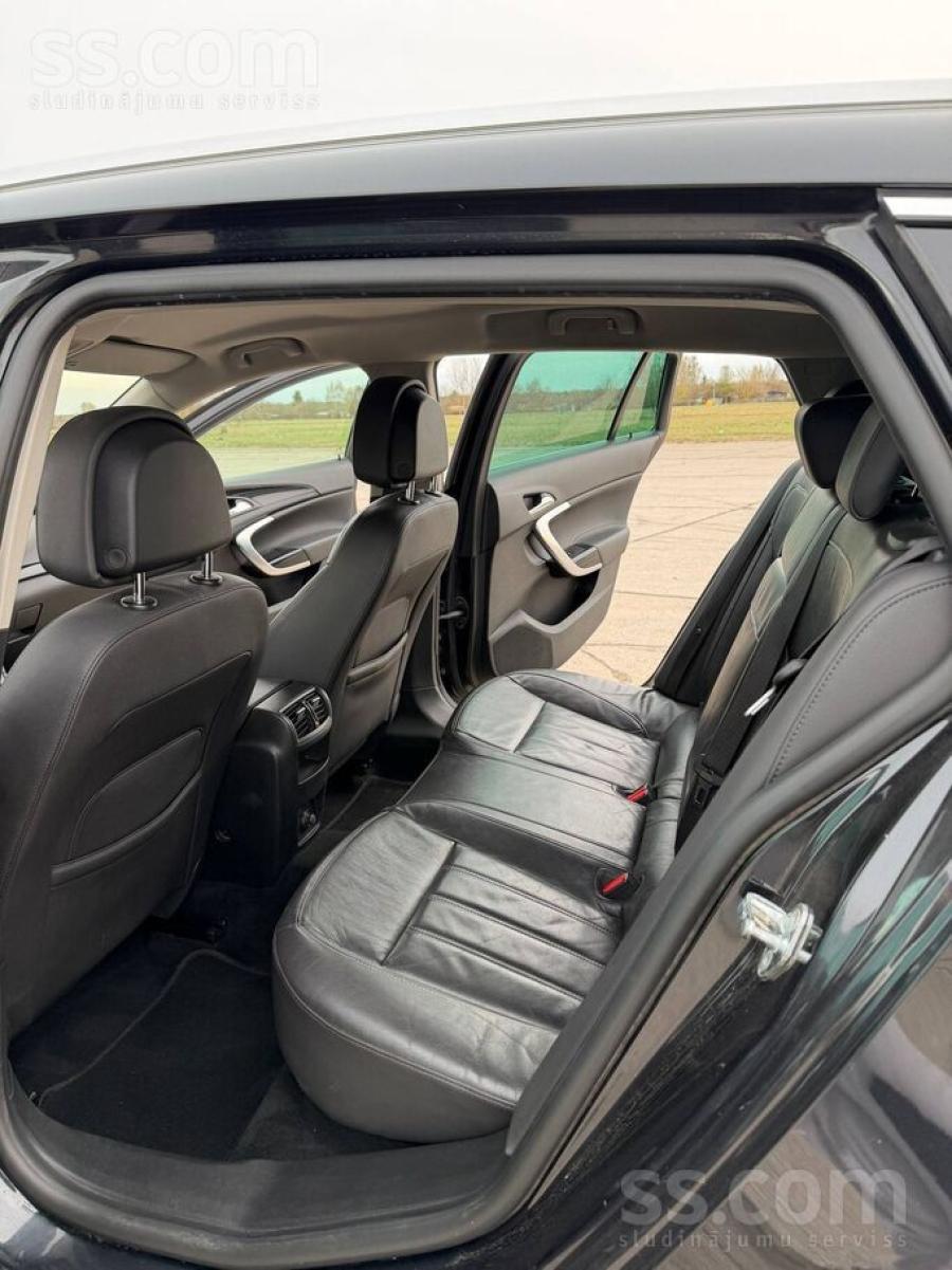 Black Opel Insignia 2012 in Riga, with an engine capacity of 2.00 L and mileage of 352 thousand km for 3300 €, photo 11 on AUTOMOTO.COM.LV