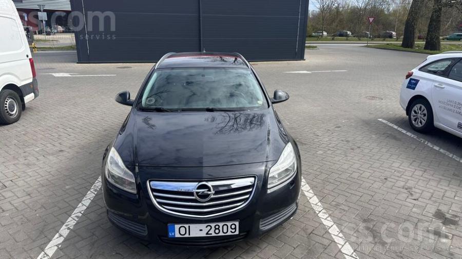Black Opel Insignia 2012 in Riga, with an engine capacity of 2.00 L and mileage of 274 thousand km for 3550 €, photo 1 on AUTOMOTO.COM.LV