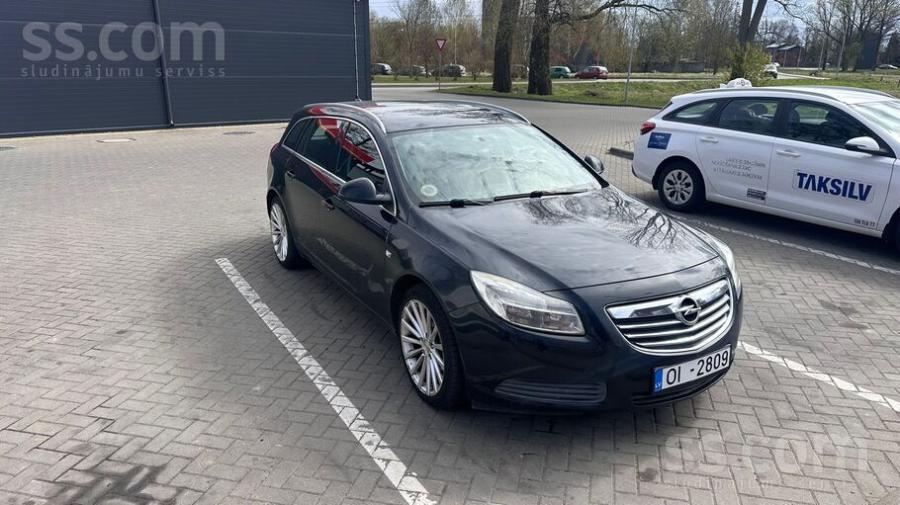 Black Opel Insignia 2012 in Riga, with an engine capacity of 2.00 L and mileage of 274 thousand km for 3550 €, photo 4 on AUTOMOTO.COM.LV