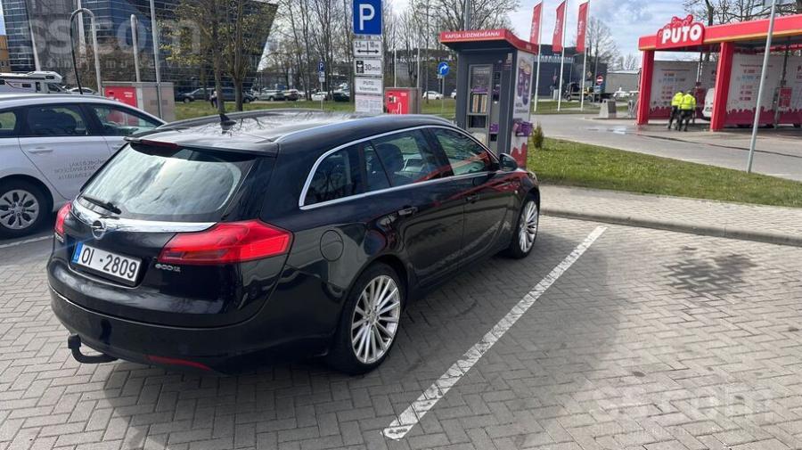Black Opel Insignia 2012 in Riga, with an engine capacity of 2.00 L and mileage of 274 thousand km for 3550 €, photo 5 on AUTOMOTO.COM.LV