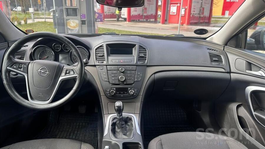 Black Opel Insignia 2012 in Riga, with an engine capacity of 2.00 L and mileage of 274 thousand km for 3550 €, photo 6 on AUTOMOTO.COM.LV