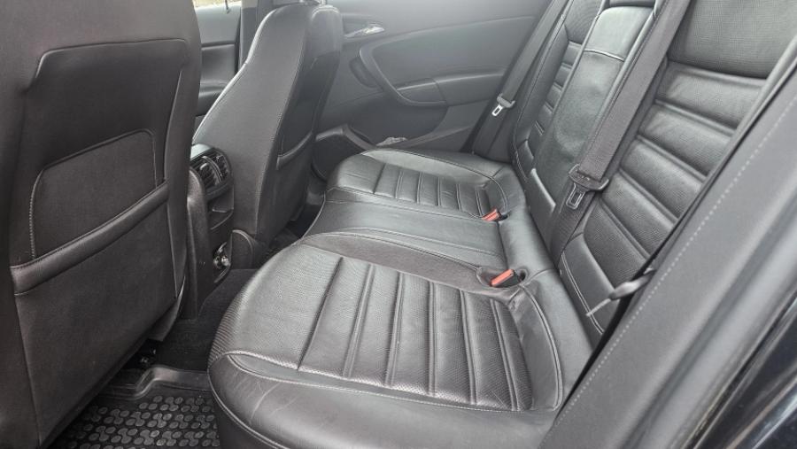 Black Opel Insignia 2012 in Riga, with an engine capacity of 2.00 L and mileage of 281 thousand km for 3950 €, photo 4 on AUTOMOTO.COM.LV