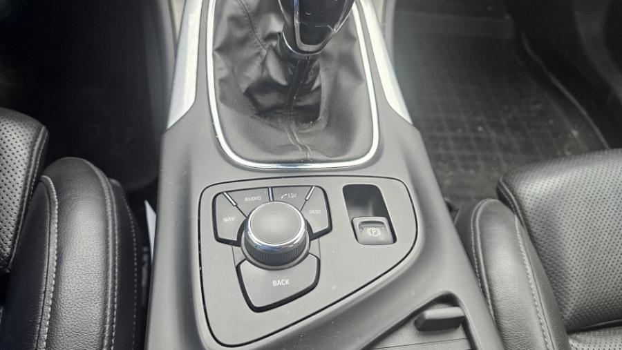 Black Opel Insignia 2012 in Riga, with an engine capacity of 2.00 L and mileage of 281 thousand km for 3950 €, photo 6 on AUTOMOTO.COM.LV